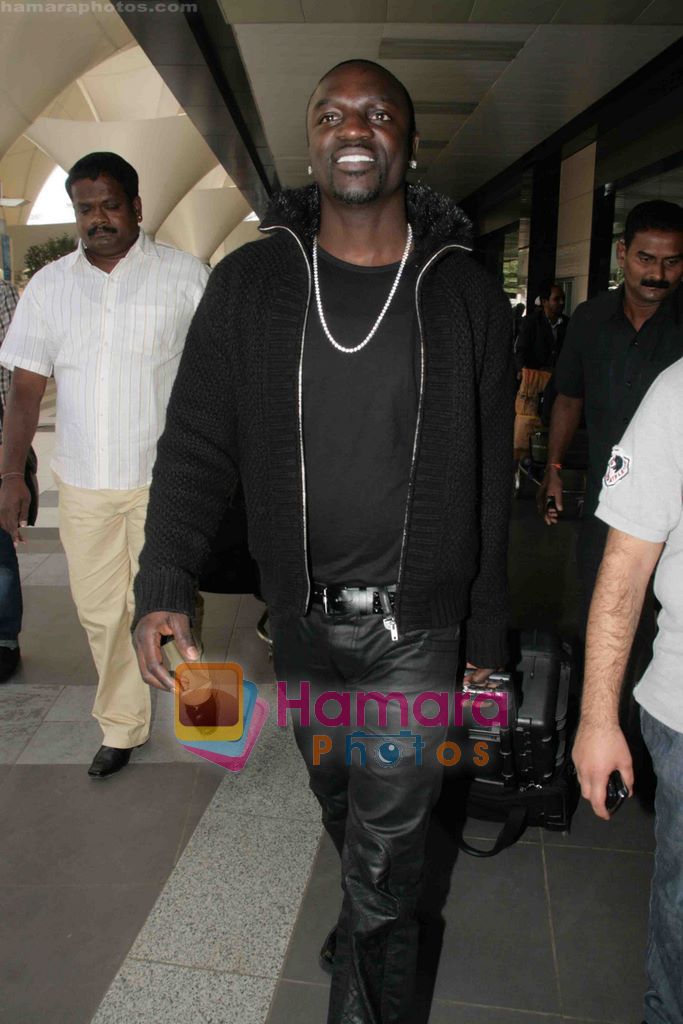 Akon Arrives in Mumbai to record for Ra.One in Mumbai Airport on 7th Dec 2010 / Akon - Bollywood ...